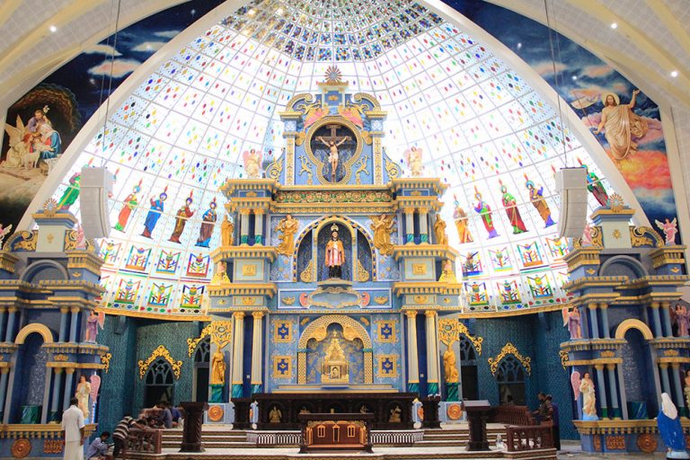 സൂര്യതേജസായി പുതിയപള്ളിയിലെ അൾത്താര – St. John Nepumcian Forane Church ...