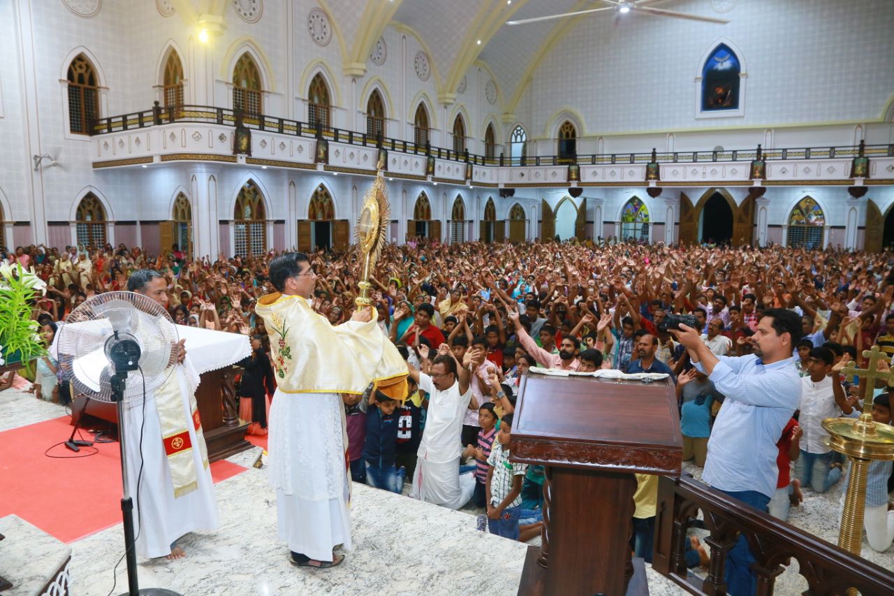 13 മണിക്കൂർ ആരാധനയും ദിവ്യകാരുണ്യ പ്രദിക്ഷണവും – St. John Nepumcian ...